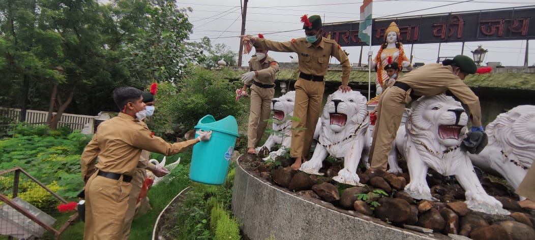 Statue cleaning – India NCC