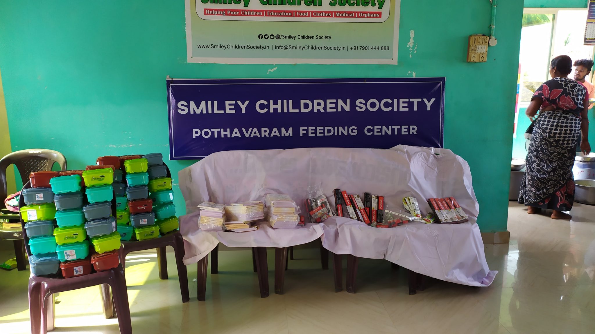 Children in Pothavaram Feeding Gets Gifts Smiley Children Society ...
