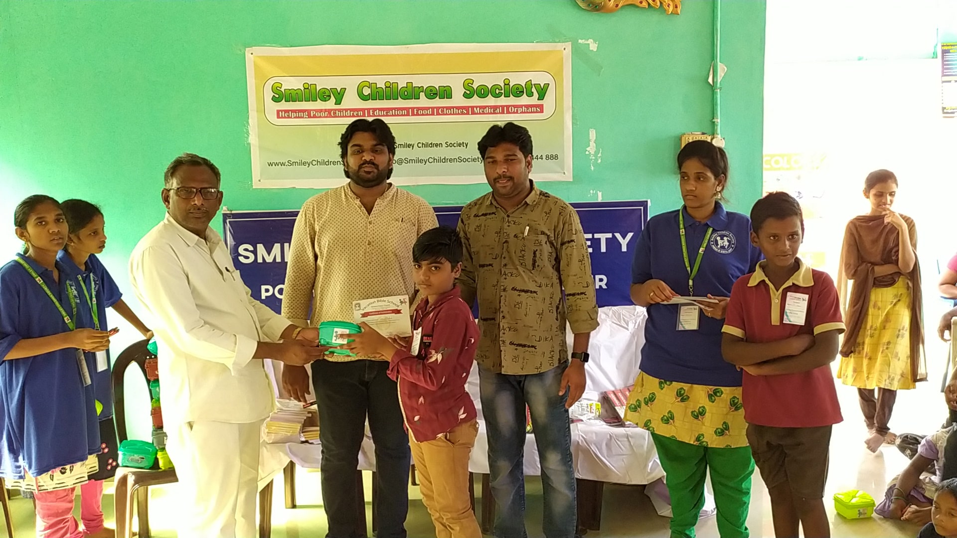 Children in Pothavaram Feeding Gets Gifts Smiley Children Society ...
